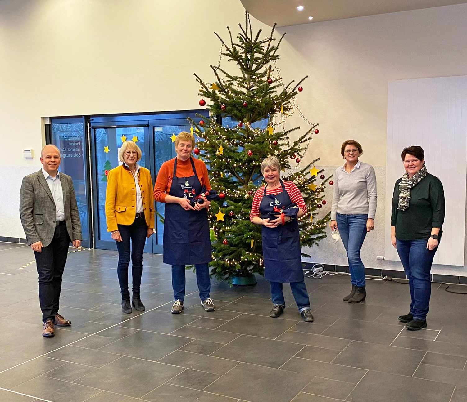 Ausgabe des Mittagessens in den Schulen – Emsbürener Mensa Team